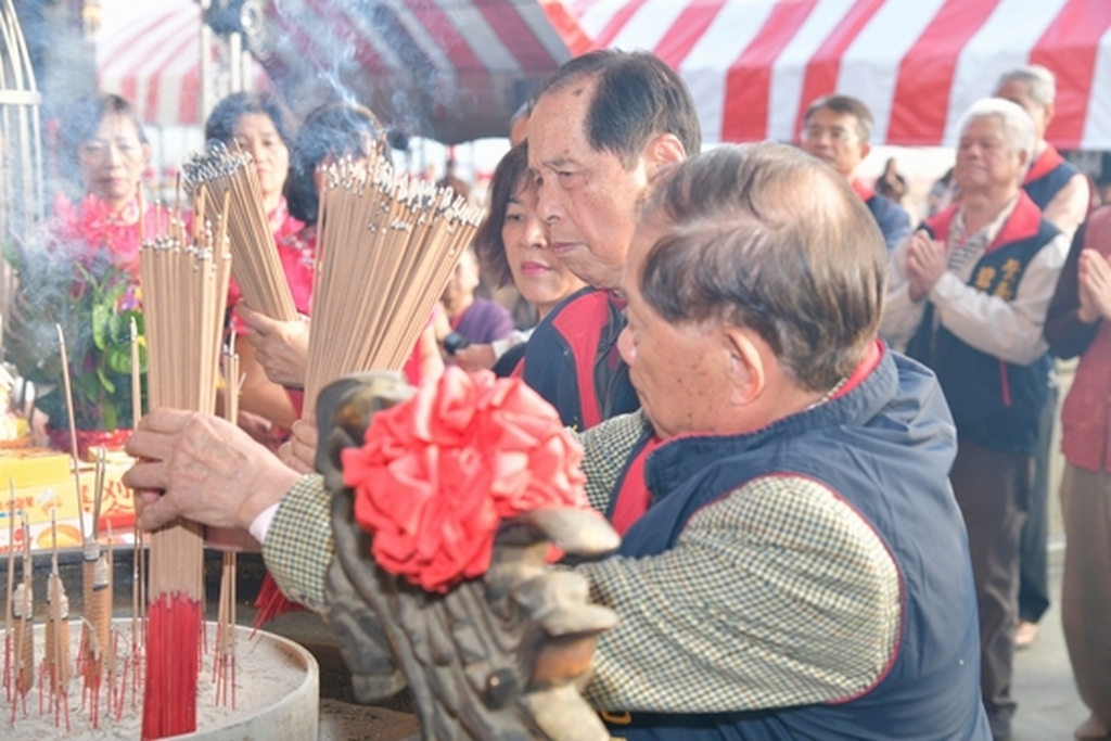 鶯歌碧龍宮 龜公廟 113年甲辰年守歲迎春將於二月九日除夕夜 晚間十一時十五分時 開廟門插頭爐香大家一起來集氣廟方備有發財金及